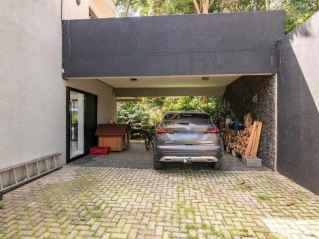 Casa de Arquitetura Contemporânea em Meio ao Verde Mobiliada