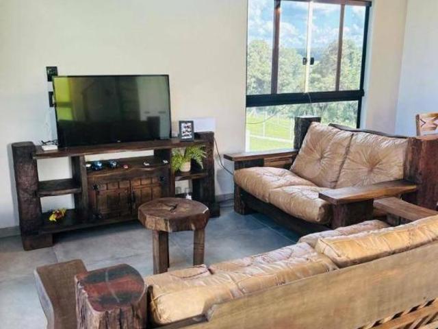 CASA DE CAMPO MOBILIADA EM CONDOMÍNIO FECHADO, A 93 KMS DE CURITIBA. ÁREA URBANA EM CAMPO DO TENE