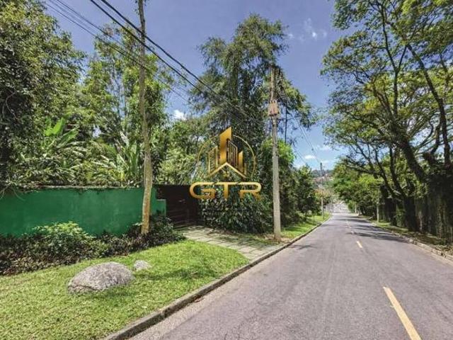 Casa de Campo na Granja Viana, 1.160m², 3 Dormitórios, Piscina, 3 Lareiras e Muito Verde