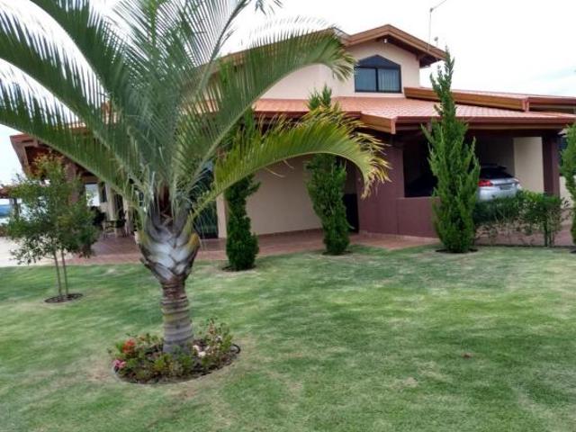 Casa de campo com vista para a represa à venda, em condomínio fechado! Com piscina e suítes