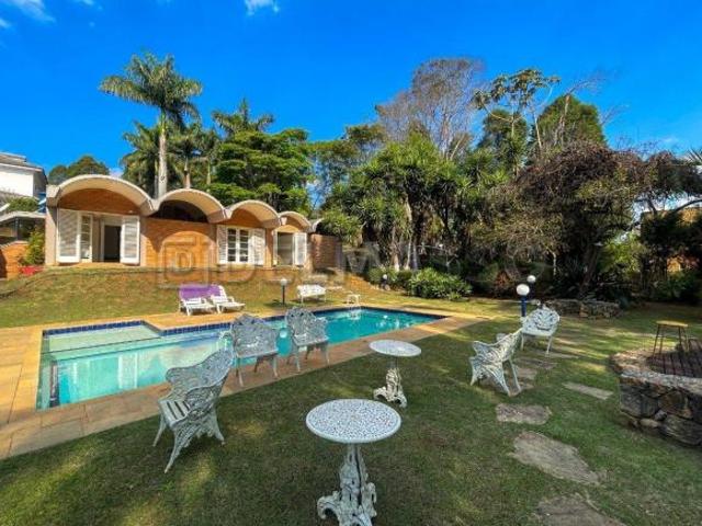 Casa de campo com projeto arrojado em condomínio de alto padrão!