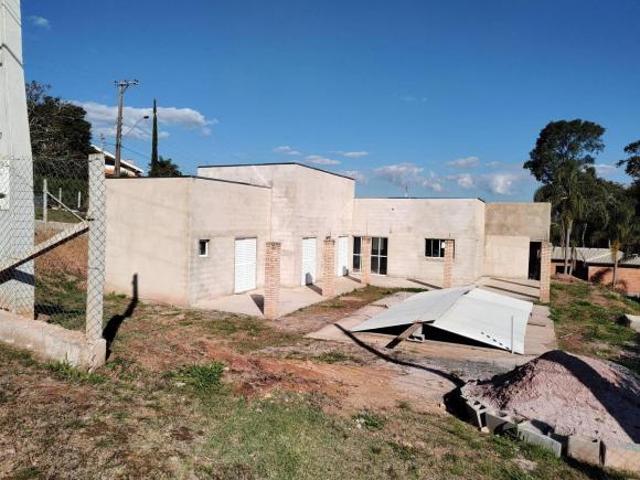 Casa de campo em condomínio fechado