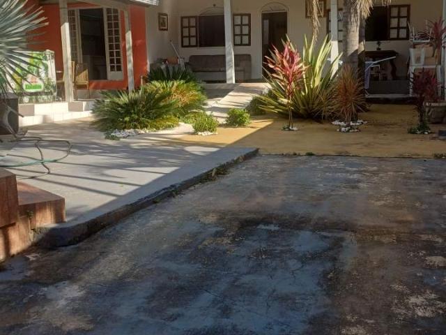 Casa de campo frente montanha