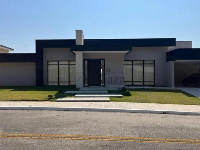Casa de campo térrea em condomínio Paraibuna Condomínio Village Parahybuna 400m²