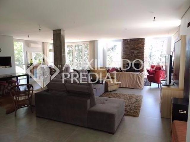 CASA DE CINCO DORMITÓRIOS EM CONDOMÍNIO FECHADO EM CANELA!