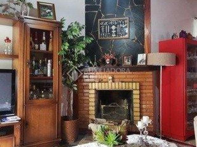 CASA DE CINCO DORMITÓRIOS, EM CONDOMÍNIO FECHADO, NO CENTRO DE CANELA!
