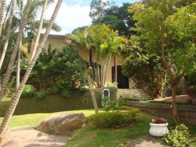 CASA DE CINEMA. AR PURO, JARDIM E PISCINA