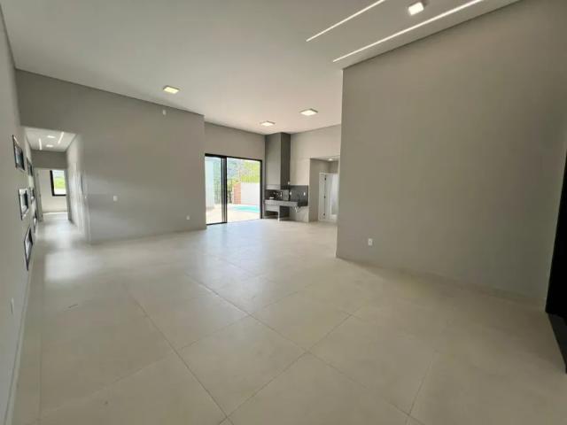 Casa de Condomínio com 3 Quartos e 2 banheiros à Venda, 300 m² por R$ 2.500.000