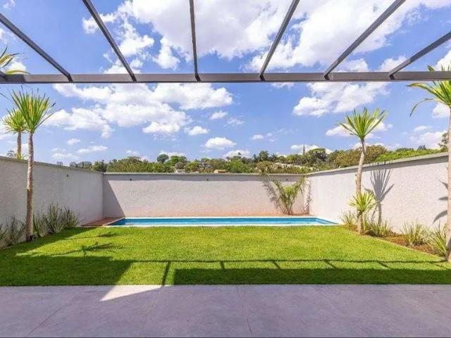 Casa de condomínio para venda tem 424 metros quadrados com 4 quartos