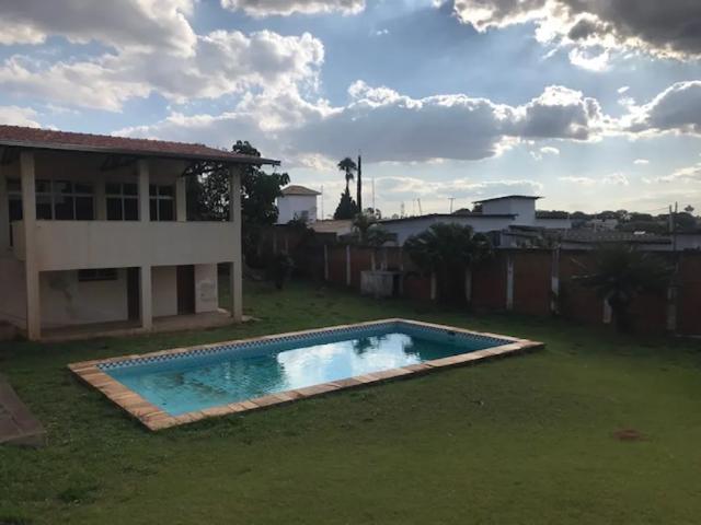 Casa de condomínio para venda tem 558 metros quadrados com 5 quartos