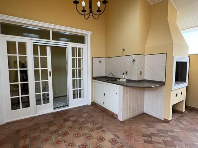 Casa de condomínio para venda possui 356 metros quadrados com 4 quartos
