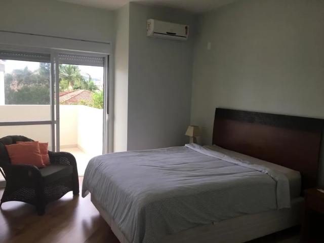 Casa de condomínio para aluguel e venda com 450 metros quadrados com 4 quartos