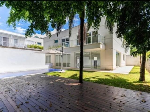 Casa de condomínio para aluguel e venda tem 540 metros quadrados com 4 quartos