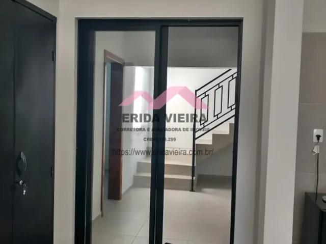 Casa de condomínio tem 389 metros quadrados com 4 quartos