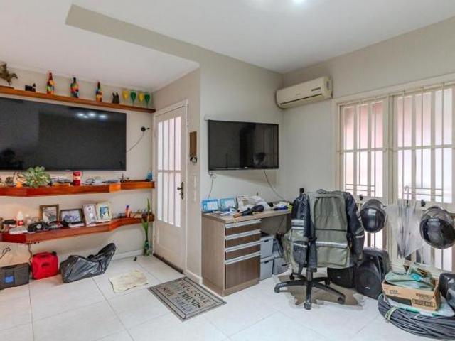 Casa de condomínio, 3 dormitórios, 1 suíte e 2 vagas cobertas no bairro Teresópolis