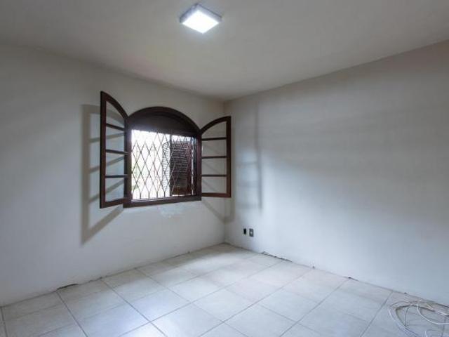 Casa de condomínio, 3 dormitórios, 1 suíte, 1 vaga coberta, no bairro Cristal