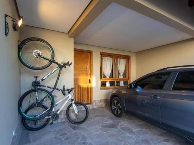 Casa de condomínio, 3 quartos, 1 suíte, piscina e 2 vagas de garagem