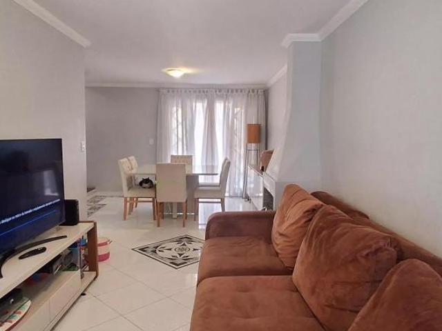 Casa de condomínio 250m², 3 dormitórios 1suíte, 5 vagas e varanda gourmet