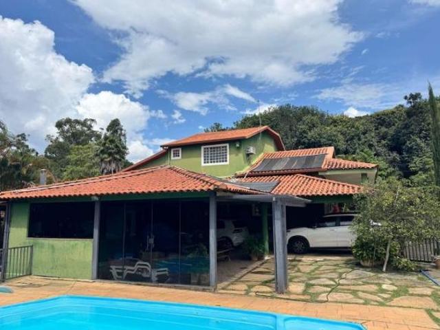 Casa de Condomínio 5 Quartos, 3 Suítes, 5 Vagas de Garagem Cobertas e Área de Lazer Privada à Venda