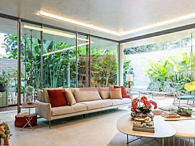Casa de Condomínio, 767 m2, com piscina, sauna e elevador. Mobiliada