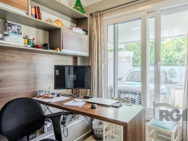 Casa de Condomínio com Arquitetura Exclusiva e Ambientes Sofisticados