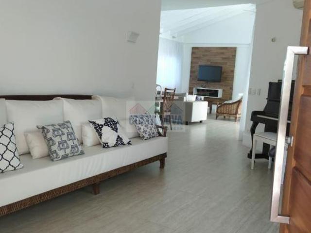 Casa de Condominio com cinco dormitórios, três vagas, piscina, mobiliada!