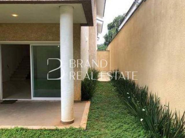 Casa de condomínio, com lindo jardim, localizada no Jardim Prudência