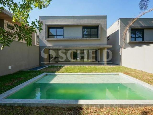 Casa de condomínio com total segurança e área verde!