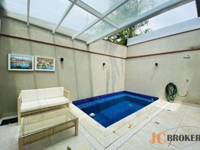 Casa de condomínio com 150 m² área útil, sala em ambientes integrados, 4 suítes, 2 vagas
