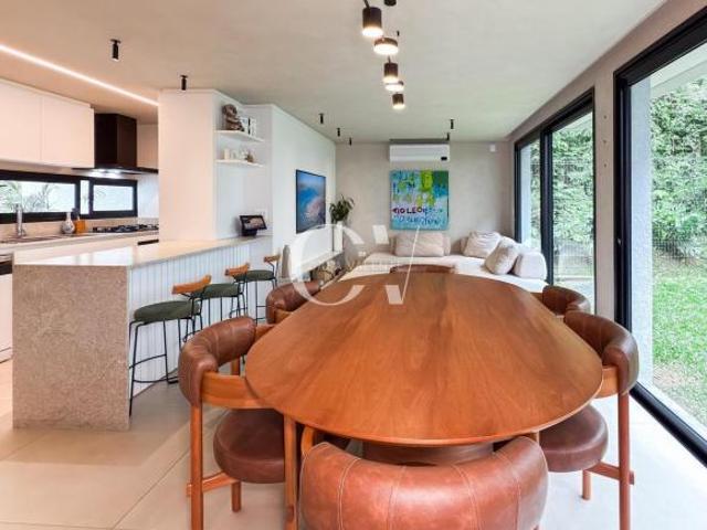 Casa de condomínio com 154 m², 3 quartos sendo 1 suíte à venda no bairro Santa Felicidade