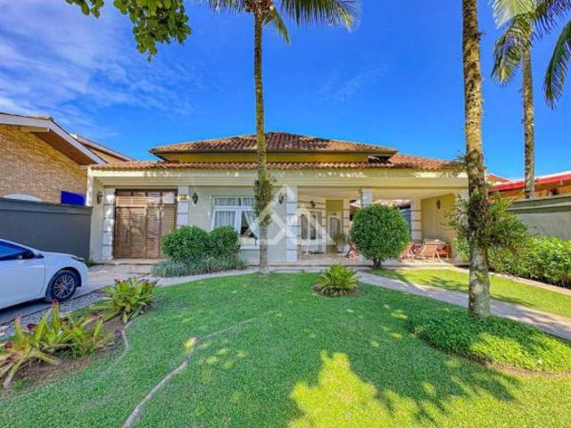 Casa de condomínio com 250m² e 4 suítes na Praia do Lázaro, em Ubatuba