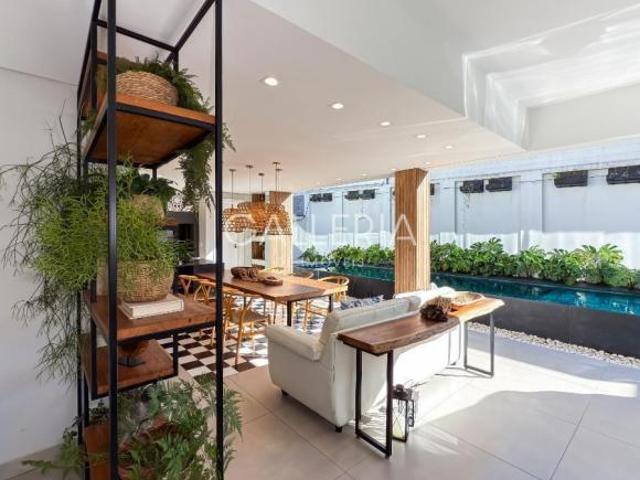 Casa de condomínio com 279 m², 3 quartos sendo 1 suíte à venda no bairro Santa Felicidade