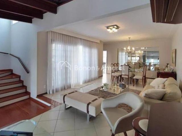 Casa de condomínio com 300m², 4 quartos e 3 vagas