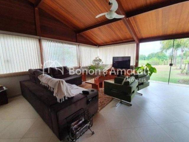 Casa de Condomínio com 330 m² e 3 quartos