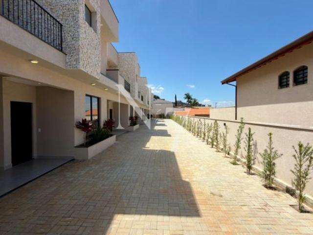Casa de Condomínio com 3 Suítes em bairro nobre de Atibaia