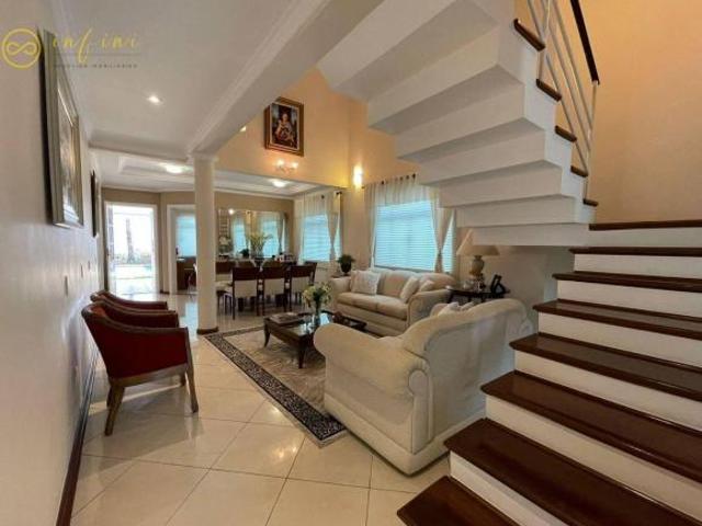 Casa de condomínio com 3 suítes, sendo 1 máster com closet à venda, 284 m² por R$ 1.980.000 Tivoli