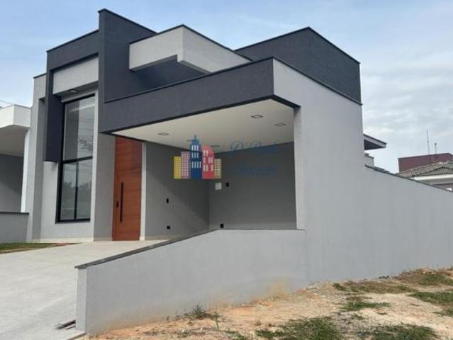 Casa de Luxo em Condomínio: 3 quartos, 1 suíte, 2 salas, 3 banheiros, 4 vagas de garagem em Sorocaba