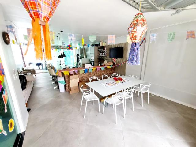 Casa de Condomínio com 3 Quartos e 2 banheiros à Venda, 175 m² por R$ 1.100.000