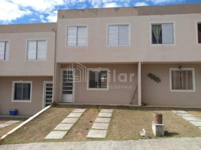 Casa de Condomínio com 3 Quartos e 2 banheiros à Venda, 75 m² por R$ 290.000