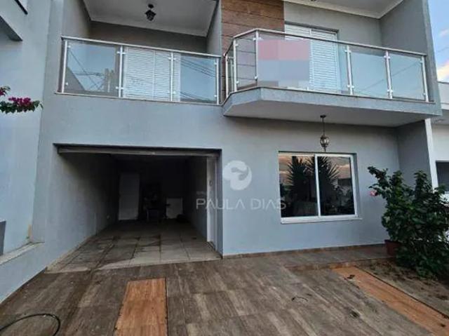 Casa de Condomínio com 3 Quartos e 3 banheiros à Venda, 196 m² por R$ 795.000