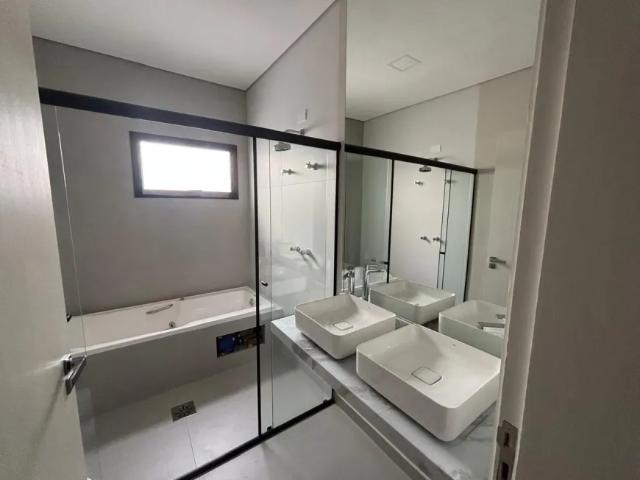 Casa de Condomínio com 3 Quartos e 3 banheiros à Venda, 197 m² por R$ 1.780.000