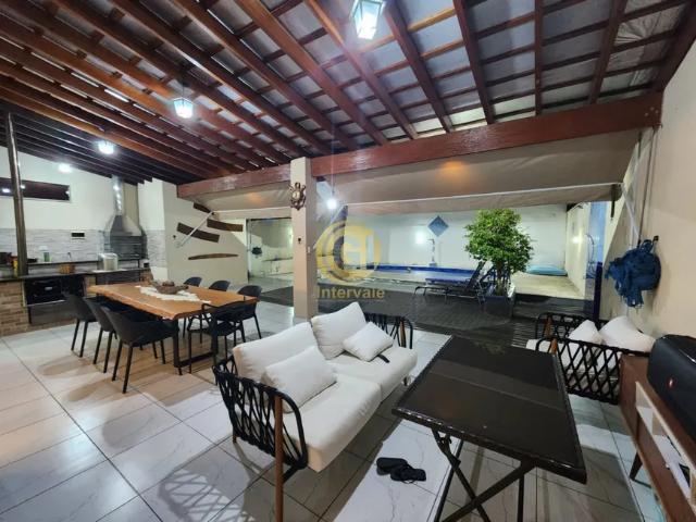 Casa de Condomínio com 3 Quartos e 3 banheiros à Venda, 220 m² por R$ 1.100.000