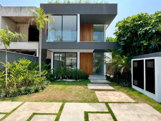 Casa de Condomínio com 3 Quartos e 3 banheiros à Venda, 350 m² por R$ 4.200.000
