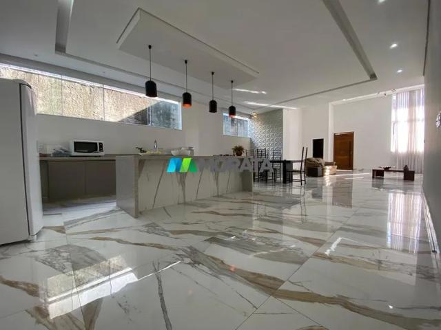 Casa de Condomínio com 3 Quartos e 3 banheiros à Venda, 400 m² por R$ 2.490.000