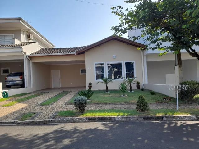 Casa de Condomínio com 3 Quartos e 4 banheiros à Venda, 300 m² por R$ 745.000