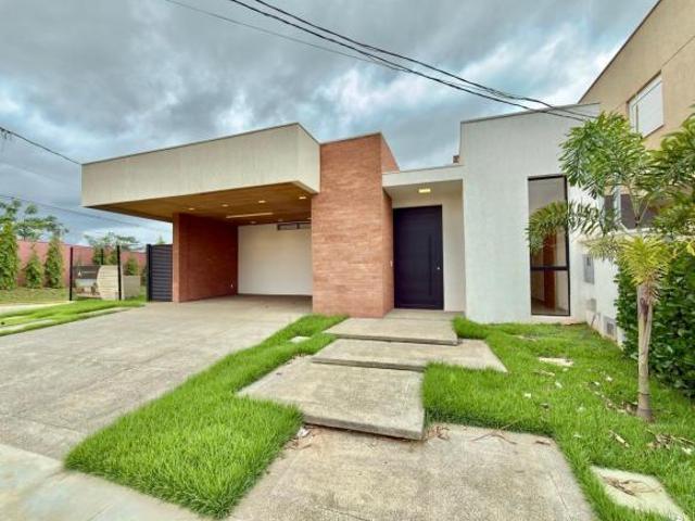 Casa de Condomínio com 3 Quartos e 4 banheiros à Venda com 213 m²