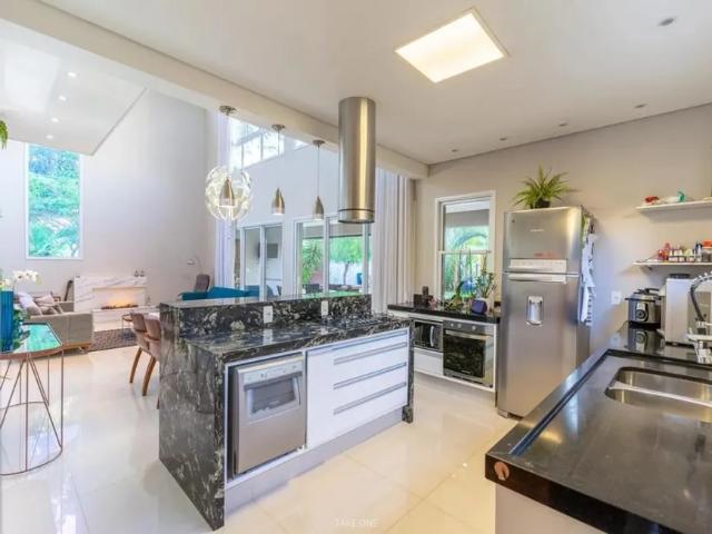 Casa de Condomínio com 3 Quartos e 5 banheiros à Venda, 313 m² por R$ 2.300.000