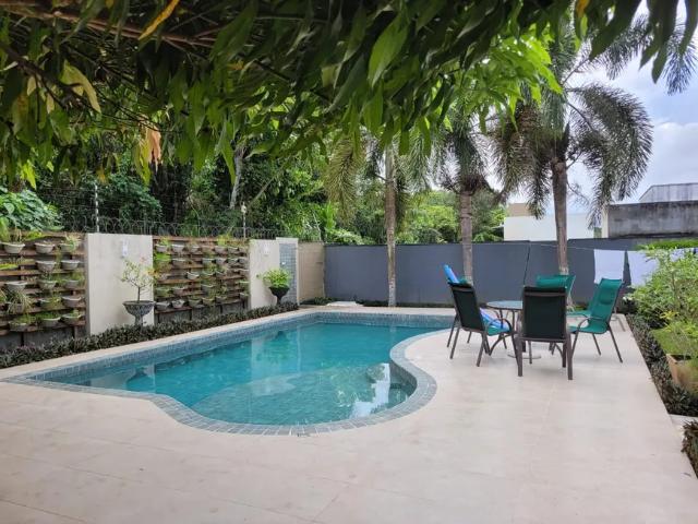 Casa de Condomínio com 3 Quartos e 5 banheiros à Venda, 350 m² por R$ 1.990.000