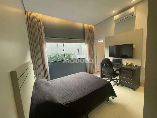 Casa de Condomínio com 3 Quartos para alugar, 240m² Jardim Sul