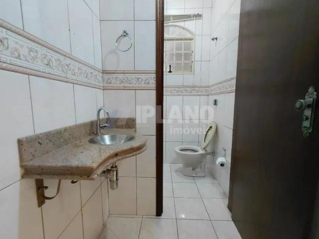 Casa de Condomínio com 3 Quartos para venda ou aluguel, 270m² Residencial Samambaia